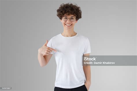광고를위한 복사 공간이있는 빈 흰색 티셔츠를 가리키는 웃는 여성의 일광 촬영 T 셔츠에 대한 스톡 사진 및 기타 이미지 T 셔츠 백인종 여자 Istock