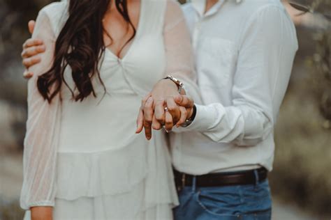 나란히 서서 손을 잡고 있는 남자와 여자 사진 Unsplash의 무료 이미지