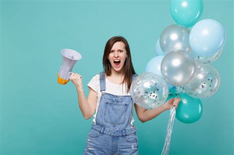 데님 옷 맹세에 신경 여자 파란색 청록색 벽 배경에 고립 된 다채로운 공기 풍선을 축 하 하면서 비명을 지 어 생일 휴일 파티 사람들 감정 개념입니다 갈색 머리에 대한 스톡