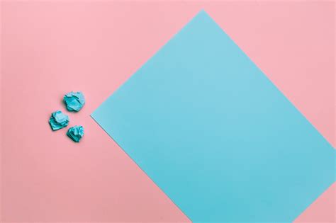 2 음색 분홍색 및 파랑 색상 종이 배경과 구겨진된 종이 공 텍스트와 디자인을 작성 하기 위한 빈 빈 0명에 대한 스톡 사진 및