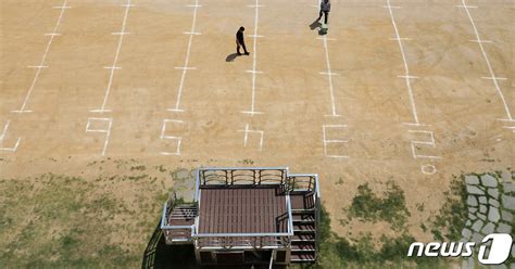 1학년 첫 등교 기다리는 선생님