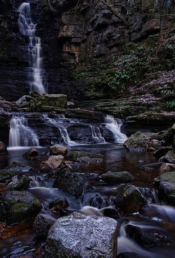 바위 위로 흐르는 밀 길 포스 폭포 아스크리그 웬슬리데일 요크셔 데일스 국립공원 노스요크셔 잉글랜드 영국 0명에 대한 스톡 사진