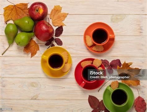 가 컨셉입니다 나뭇잎과 단풍 빛 나무 배경에 형태에서 쿠키와 커피의 컵 0명에 대한 스톡 사진 및 기타 이미지 0명 10월 11월 Istock