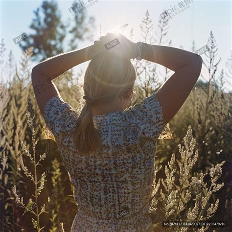 Ai创作图田野中的女孩背影 草双手放在头后面 夕阳美女背影 田园女人背影 花园美女背影 田野女性背影 户外女孩背影 夕阳下的背影 夕阳与年轻背影 沐浴阳光的女孩 双手背后头 女背影 戴草帽的