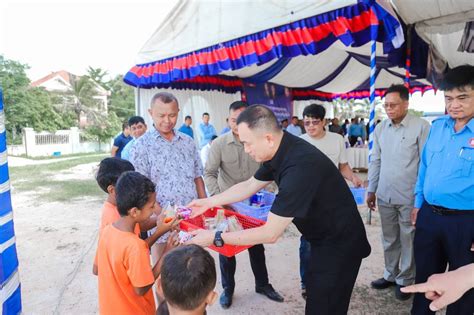 ឧត្តមសេនីយ៍ឯក រ័ត្ន ស្រ៊ាង រំជួលចិត្ត ជាមួយទឹកចិត្ត អ្នកភូមិក្រាំងស្វាយ សារព័ត៌មាន នគរវត្ត