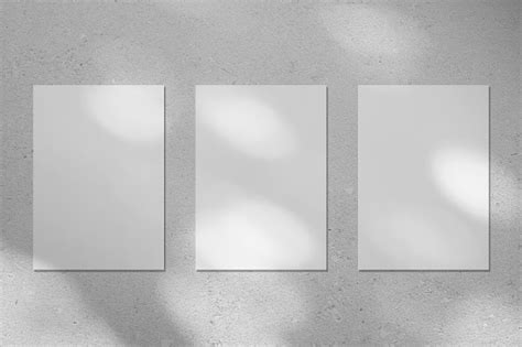 벽에 대각선 창 그림자와 세 개의 빈 흰색 수직 직사각형 포스터 모형 포스터에 대한 스톡 사진 및 기타 이미지 포스터 3가지 개체 형판 Istock