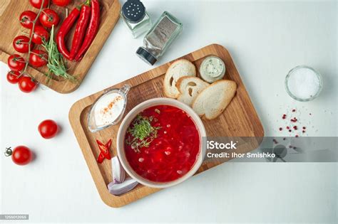 흰색 배경에 나무 트레이에 사워 크림 양파와 라드와 고전적인 우크라이나어 보르쉬 구성 맨 위 보기입니다 플랫 레이 푸드 건강한 생활방식에 대한 스톡 사진 및 기타 이미지