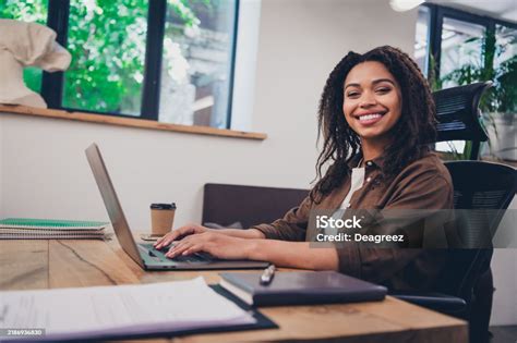 기업 비즈니스 레이디 노트북 데스크탑 착용 셔츠 현대 인테리어 사무실 실내 프로필의 프로필 초상화 25 29세에 대한 스톡 사진