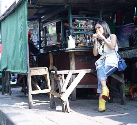 Tajir Melintir 5 Artis Ini Tak Gengsi Makan Di Warung Pinggir Jalan