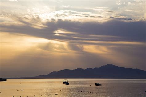 홍해 위로 일출 태양 광선과 아침 구름이 있는 아름다운 밝은 하늘 바다와 보트 티란 섬의 전망 이집트 샤름 엘 셰이크 관광 및 여행 0명에 대한 스톡 사진 및 기타 이미지