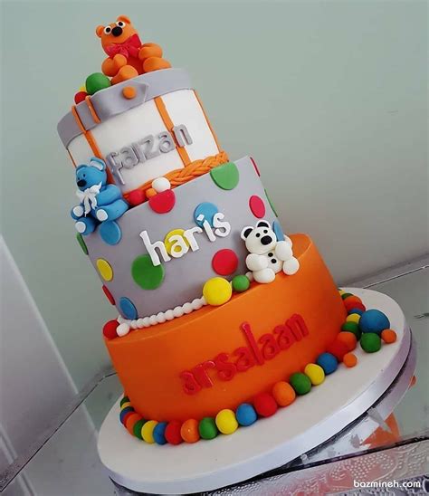 کیک چند طبقه با طرحی پسرانه مناسب برای جشن تولد سه قلوها Birthday