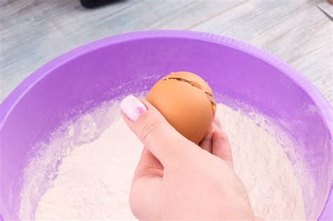 밀가루와 계란에서 반죽을 준비 하는 여자 여성 손에 휴식 계란 계란 노른자에 대한 스톡 사진 및 기타 이미지 계란 노른자