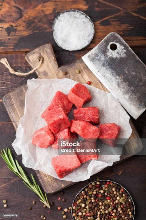 원시 경사 절단 나무 바탕에 빈티지 고기 도끼와 보드를도 마에 캐 서 롤 쇠고기 돼지고기 스테이크 소금과 신선한 로즈마리와 페 퍼 고기에 대한 스톡 사진 및 기타 이미지