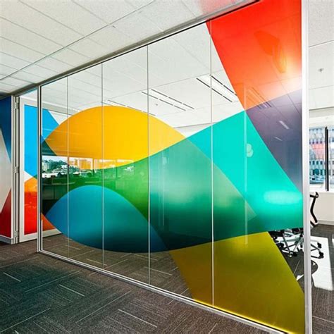 Печать на самоклейке широкоформатная типография полного цикла