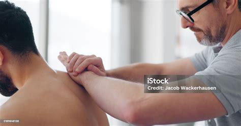 깊은 조직 압력 긴장 및 건강 관리를 위해 클리닉에서 사람들과 함께 마사지 물리 치료 및 등 근육 의료 재활 및 지원 도움 또는 치유를 위한 인간 및 환자와의 상담 25