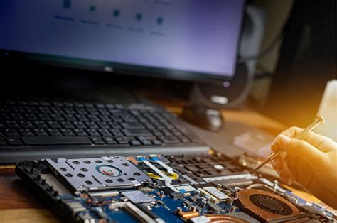 드라이버가 있는 고장난 노트북 노트북 컴퓨터를 수리하는 기술자 Cpu에 대한 스톡 사진 및 기타 이미지 Cpu 개선 건강관리와 의술 Istock