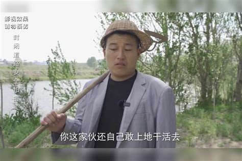 小伙娶了个漂亮老婆，放在家里不放心，干活也要背着，太逗了老婆小伙漂亮