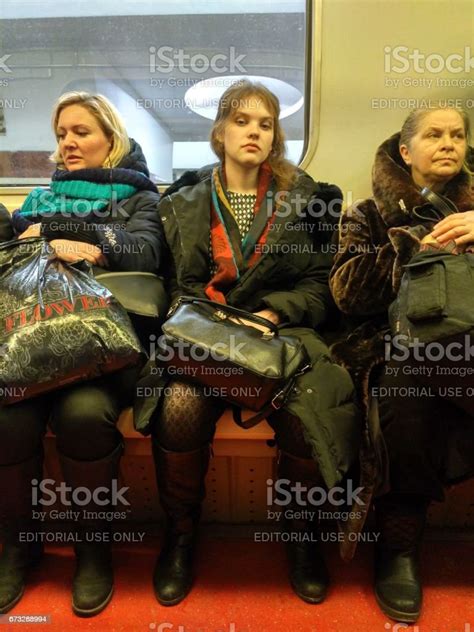 모스크바 지하철의 모스크바 러시아12 월 25 일 2016 보도해 영상 기차에 여행 하는 승객 여성 승객의 행에 앉아입니다