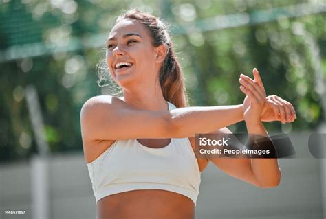 피트니스 스포츠 및 자연 속에서 운동이나 야외 훈련 전에 팔을 뻗는 여성 건강 웰빙 및 소녀 운동 선수는 근육 관절 및 신체를 위해 워밍업 운동을합니다 스트레칭에 대한 스톡