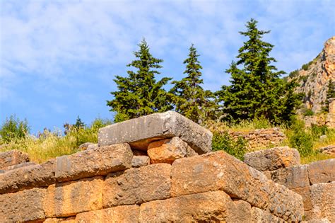 델파이 그리스 산 파에서 고고학 사이트의 고 대 유적 델파이 아폴로 성소에서 Oracle에 의해 유명 유네스코 세계 유산 0명에 대한 스톡 사진 및 기타 이미지 Istock