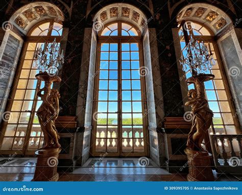 Ventanas Y Esculturas En El Palacio Versailles Imagen Editorial