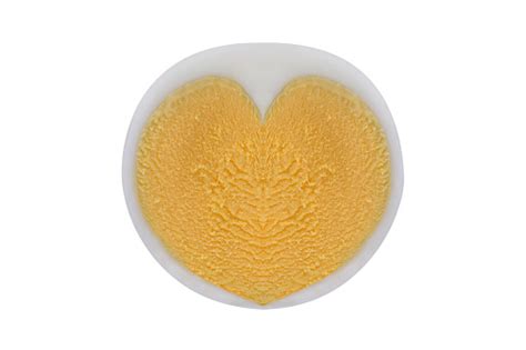 흰에 고립 된 심장 모양의 달걀 노른자를 곁들인 삶은 달걀 가득 찬에 대한 스톡 사진 및 기타 이미지 가득 찬 개념 개념과 주제 Istock