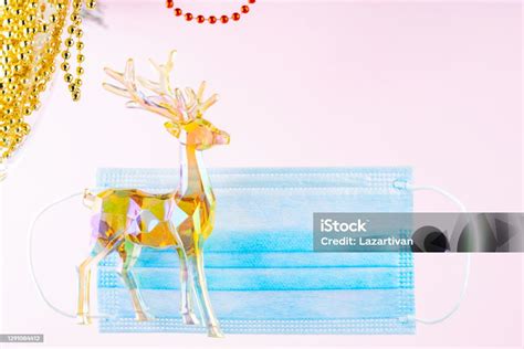 장난감 사슴과 분홍색 배경에 크리스마스 구슬이있는 유리 홀로그램 사슴과 보호 얼굴 마스크와 새해 의료 개념 전염병 크리스마스 개념 공중 부양 0명에 대한 스톡 사진 및 기타