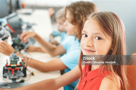 로봇 클래스 만들기 로봇 소녀 클로즈업 행복한 흐릿한 을 갖는 아이들 로봇에 대한 스톡 사진 및 기타 이미지 로봇 아이 Stem 주제 Istock