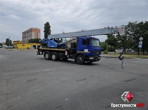 В Николаеве Toyota после столкновения с подъемным краном перевернулась на крышу