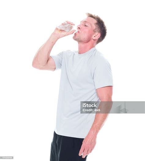 2029세의 잘생긴 분 흑발 단발 코 카 서 스 남성 젊은 남자 선수 스포츠맨 1명 만 정면 허리까지 흰색 배경 앞에 서서 물병을 들고 20 29세에 대한 스톡 사진 및