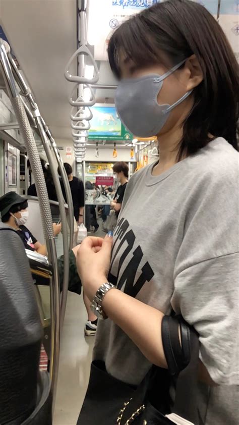 横からの眺め196ラフな格好の人妻風お姉さんはノーブラ 36style