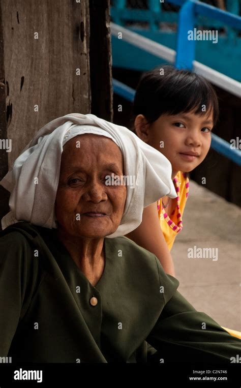 Oma Und Enkel In Cham Dorf Chau Doc Vietnam Stockfotografie Alamy