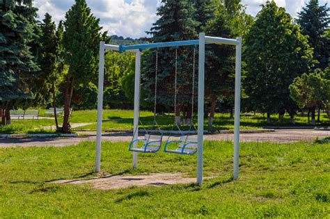 자연의 아름다운 전망과 스윙 선택적 포커스와 텍스트 복사 공간이 있는 배경 0명에 대한 스톡 사진 및 기타 이미지 0명 가구 건축 Istock