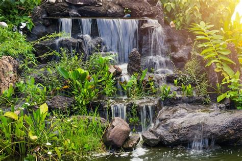 Caída De Agua Artificial Pequeña En La Decoración Del Espacio Verde Del
