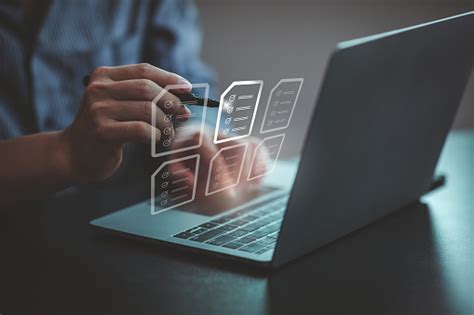 가상 화면에 아이콘이있는 문서 관리 개념 Erp 전자 문서가있는 랩톱 컴퓨터 키보드에서 작업하는 사업가 사생활에 대한 스톡 사진