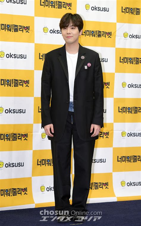 [포토] 너 미워 줄리엣 이홍기 달달한 눈웃음과 함께 손 하트 뿅뿅