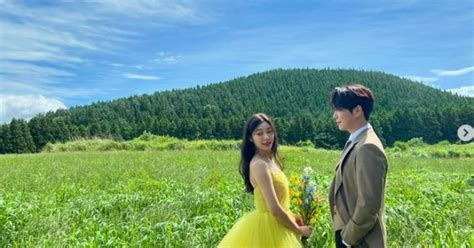 고우림 ♥김연아에 눈을 못 떼네 결혼 2주년 미공개 웨딩화보[스타이슈]