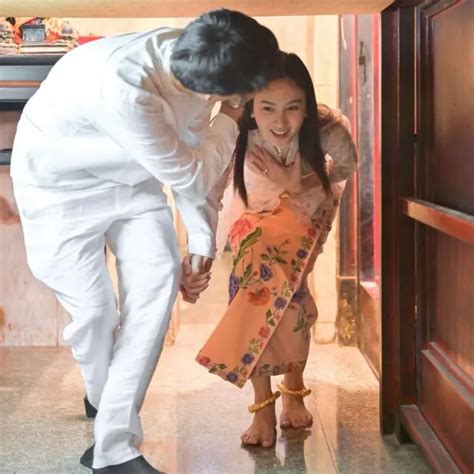 9 Pose Transgender Cantik Nong Poy Beri Penghormatan Ke Leluhur Jelang Pernikahan Global