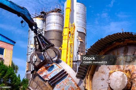 그리퍼 기계 로더 조작기 유압 게 발톱으로 스크랩 금속을 잡으하십시오 고철에 대한 스톡 사진 및 기타 이미지 고철 대형 나름 Istock