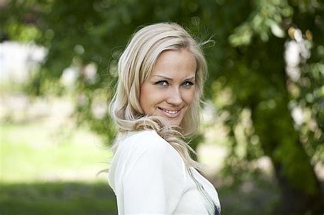 푸자 접시를 들고 구디 파드와 축제를 축하하는 전통 의상을 입은 마하라슈트리아 여성의 초상화 사진 배경 및 무료 다운로드를위한 그림 Pngtree