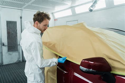 스프레이 부스에서 페인팅또는 연마하기 전에 종이로 자동차를 덮고 있는 자동 화가 25 29세에 대한 스톡 사진 및 기타 이미지 25 29세 가리기 교통수단 Istock