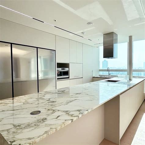 일신석재 일솔레 명품대리석 Lx 칼라카타모네 마감 유광 사이즈 19403120 두께 20t 칼라카타모네는 우윳빛 바탕에 회색 금색 푸른색 등의 무늬가