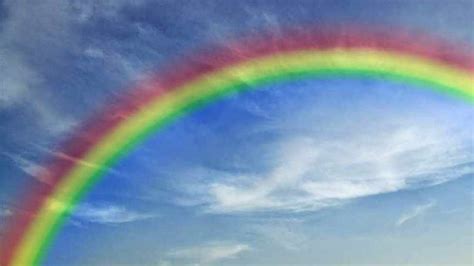 ห้ามชี้ รุ้งกินน้ำ เขาถือกัน