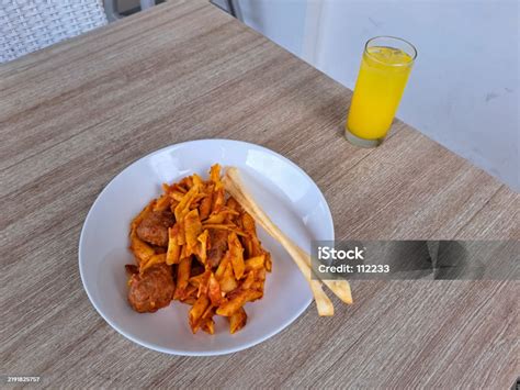 파스타 펜네 쇠고기 미트볼 아라비아타 소스 및 추가 막대기를 곁들인 쇠고기 Arrabiata 제공 하이볼 유리에 신선한 오렌지 주스 얼음 음식과 음료 메뉴 0명에 대한 스톡