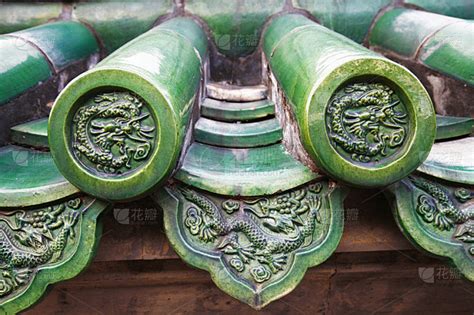 墙面以绿色琉璃瓦为背景是传统建筑