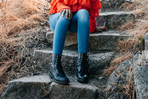 집 밖의 가을 가을 패션 가을 패션 현장 가죽 갈색 잔디 검정 부츠 계단 단풍 돌 질감 돌계단 레저 무릎에 손을 대다 부츠 부츠 스타일 빨간색