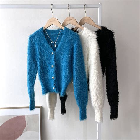 에르디테 앙고라 퍼 털 니트 금장 단추 세미 크롭 가디건 3컬러