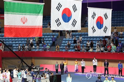 한 공간에 펼쳐진 두 태극기 연합뉴스