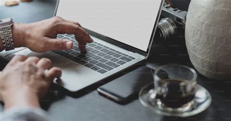 어두운 현대 직장에서 프로젝트를 진행하는 동안 랩톱 컴퓨터에 입력하는 사업가의 자른 샷 사진 Unsplash의 태국 이미지