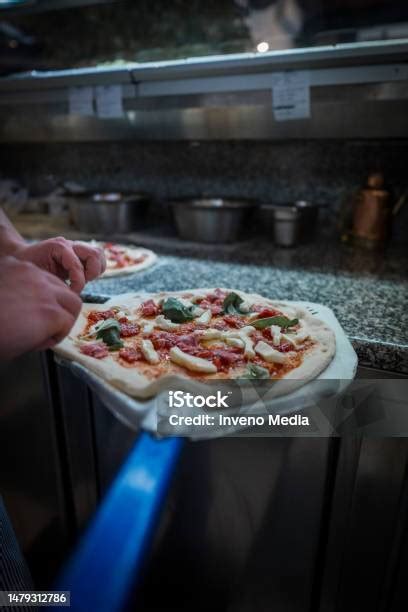 피자 요리사 준비 생 반죽 피자 올리브 오일 바질 모짜렐라 신선한 이탈리아 스타일 나폴레타나 나폴리 피자 오븐에 들어가려고 합니다 곡초류에 대한 스톡 사진 및 기타 이미지